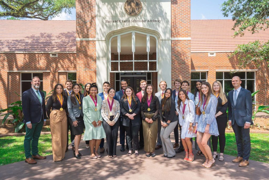 FSU awards honors medallions to 38 summer graduates - Florida State ...